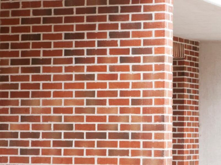 Mur mitoyen réalisé en brique rouge apparente du Nord