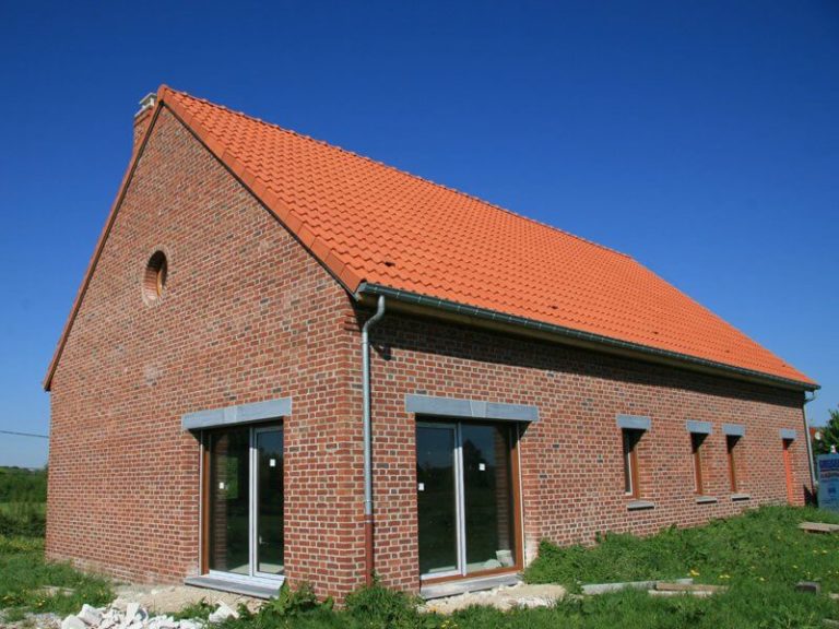 Construction brique rouge traditionnelle pour villa contemporaine